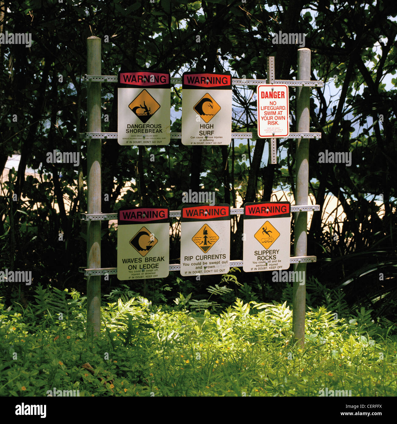 Slippery rocks warning sign hi-res stock photography and images - Alamy