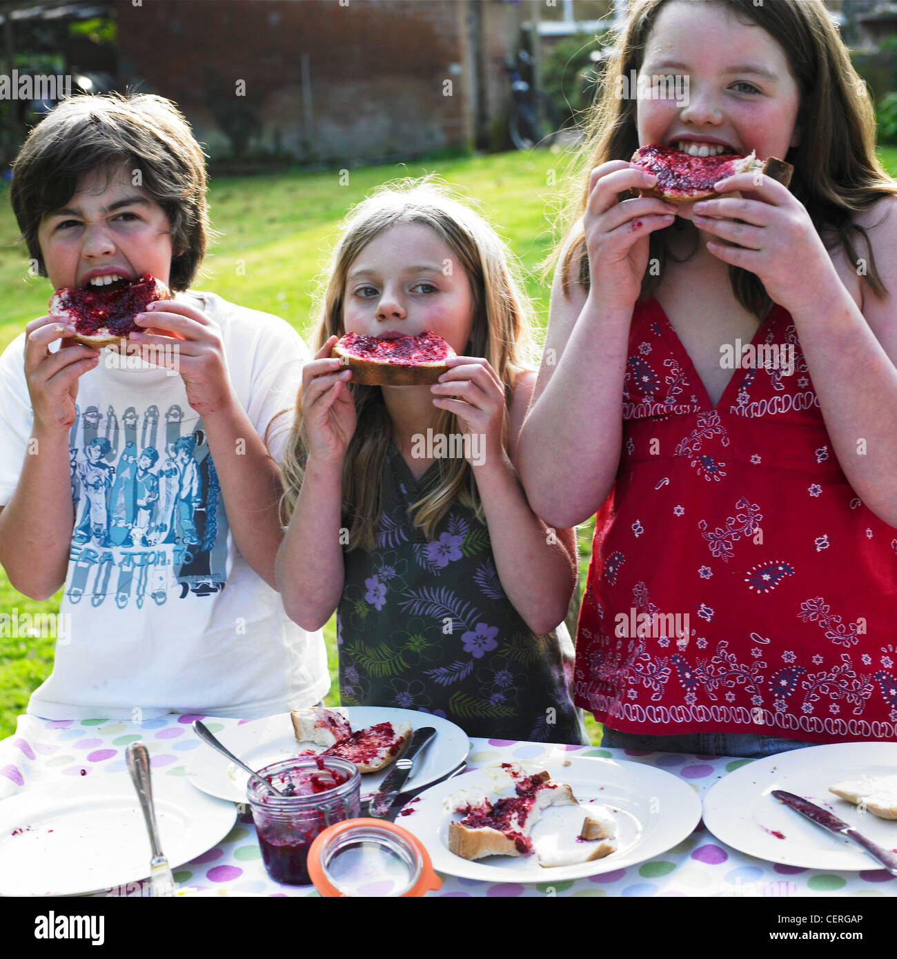 Children eating under table hi-res stock photography and images - Alamy