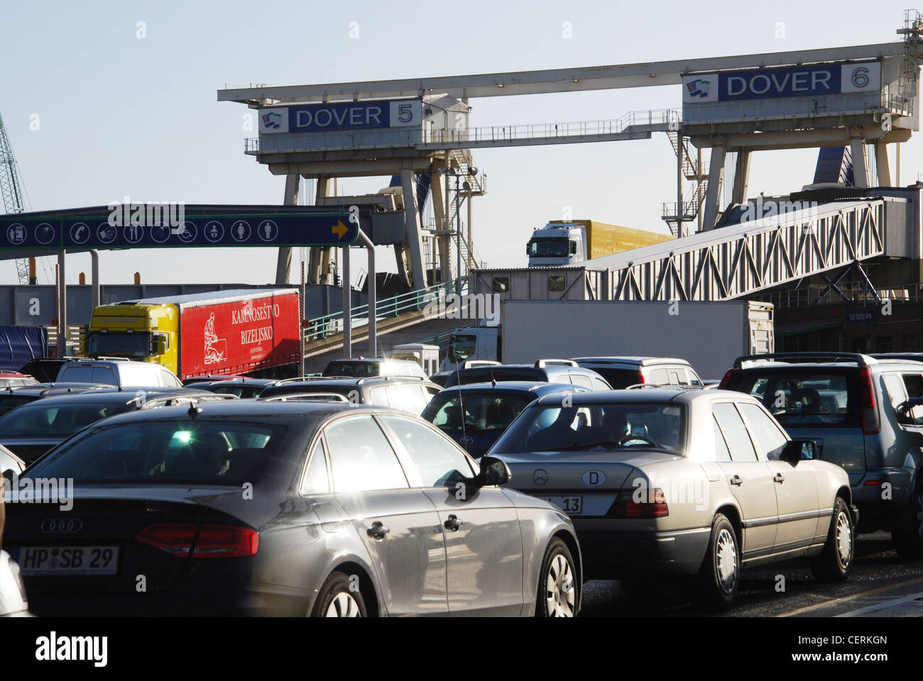 Lorries trucks dover hgv hi-res stock photography and images - Alamy