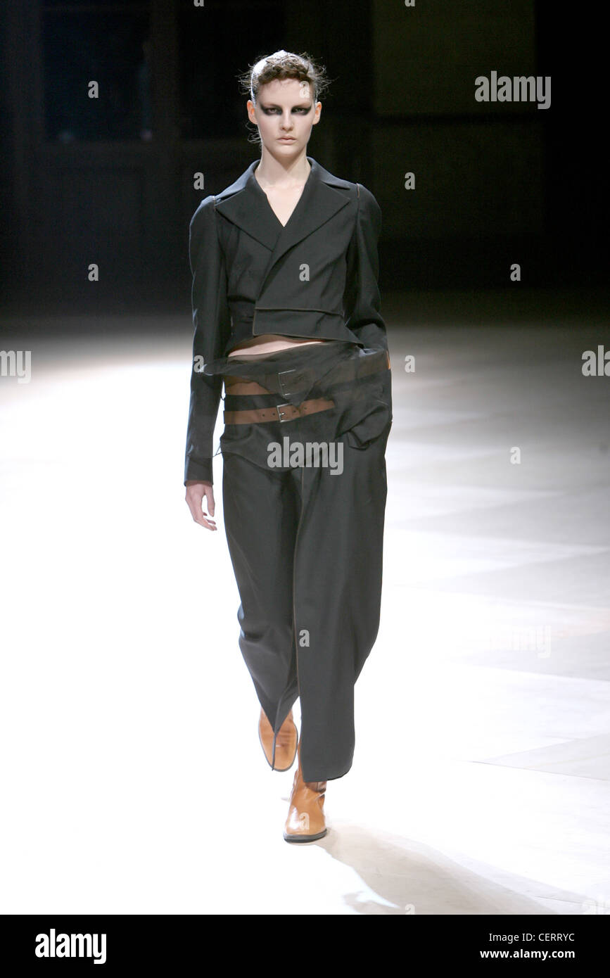 Model wearing a grey trouser suit with wide legged cropped trousers ...