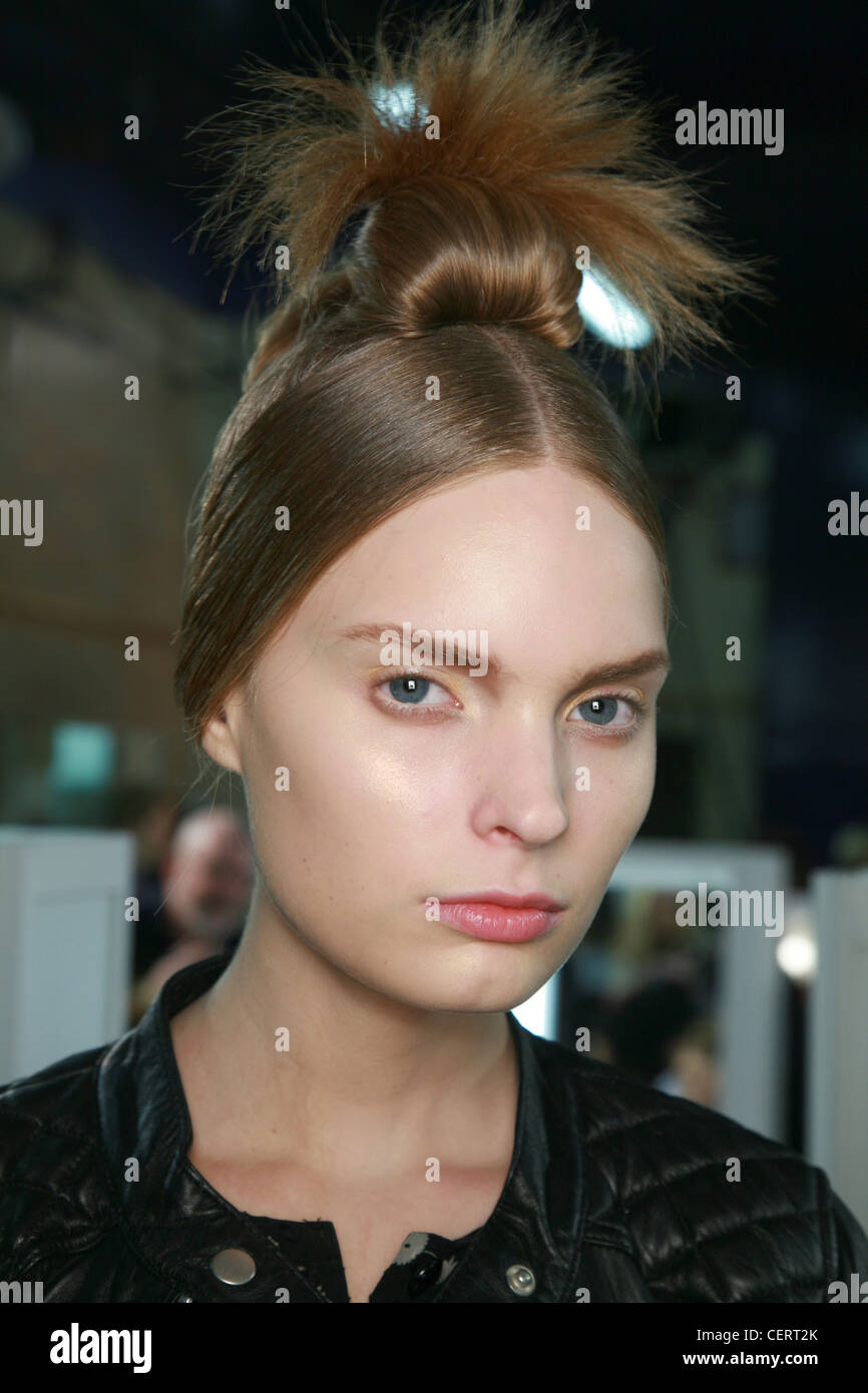 Alexander McQueen BACKSTAGE Paris Ready to Wear Autumn Winter Model ...