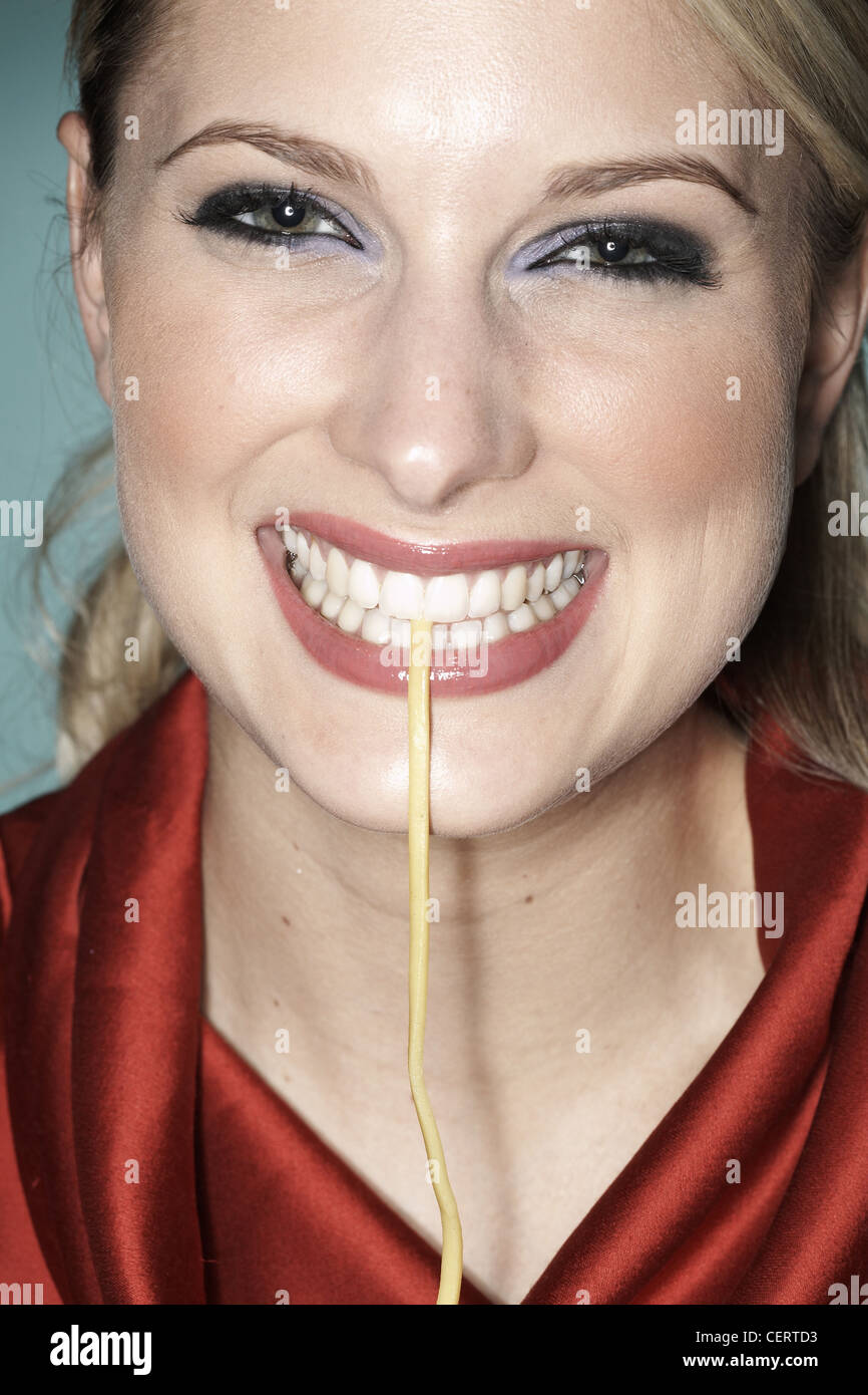 Teeth string hi-res stock photography and images - Alamy