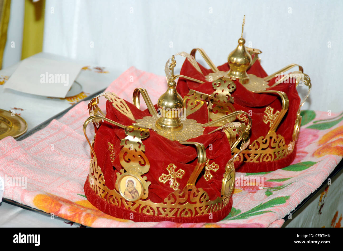 Two crowns hi-res stock photography and images - Alamy