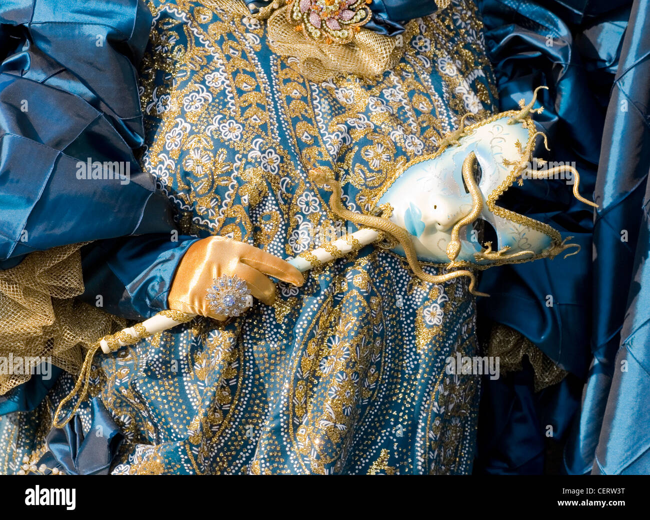Gold masquerade mask hi-res stock photography and images - Alamy