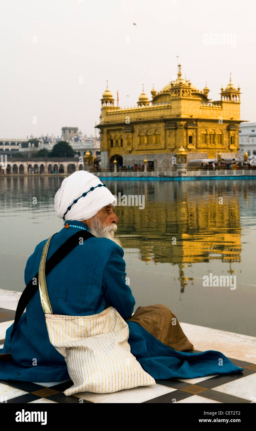 A Sikh Nihang at the grounds of the Golden Temple in Amritsar Stock ...