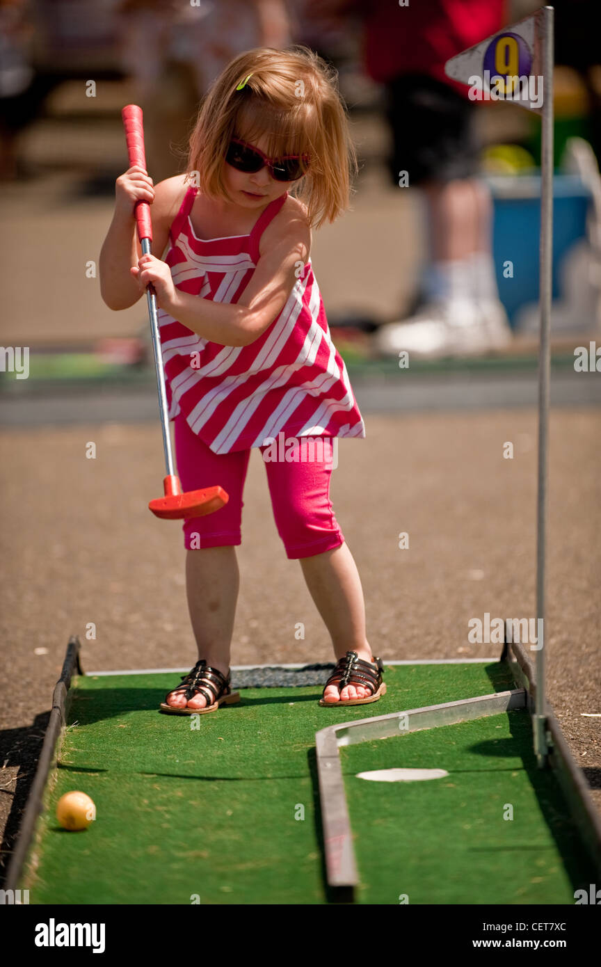 A little girl playing mini golf Stock Photo - Alamy