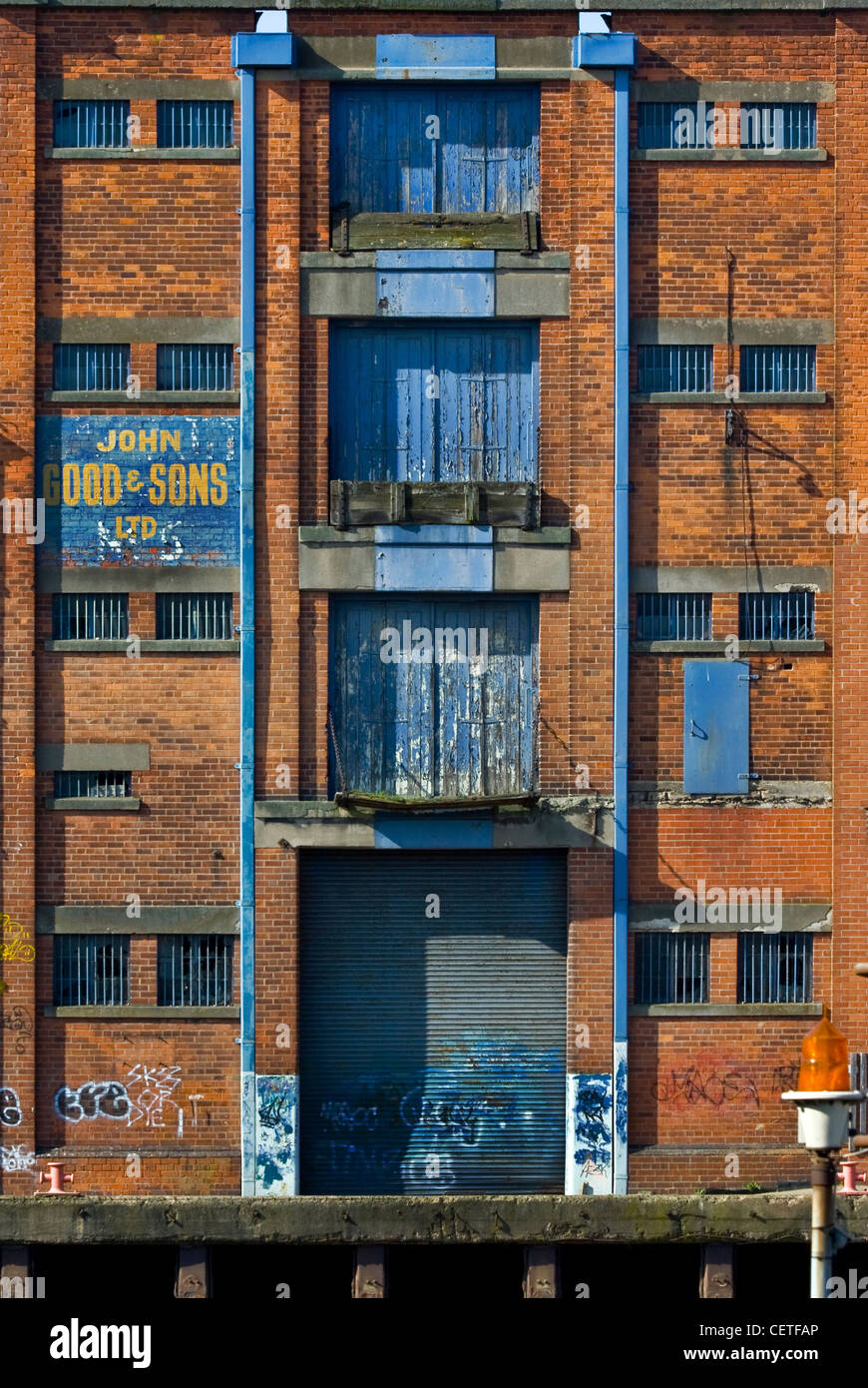 Industrial buildings by river hull hi-res stock photography and images ...