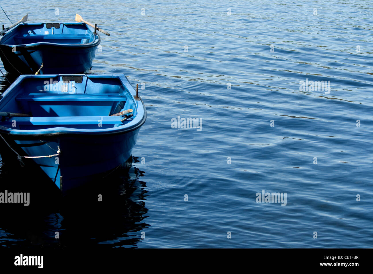 Two blue rowing boats moored at Lake Windemere Stock Photo - Alamy