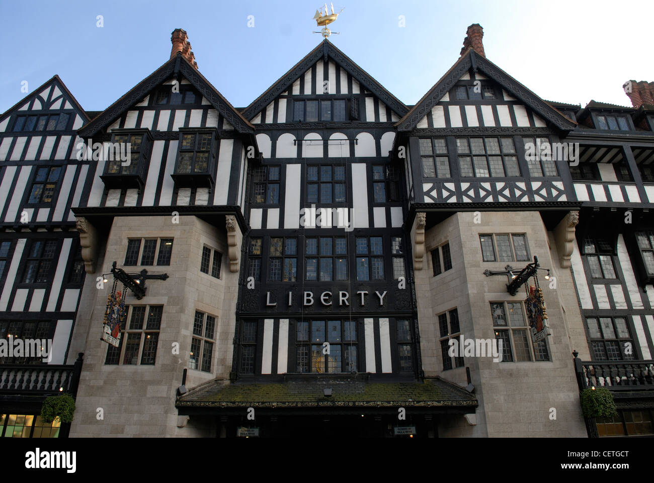 Shopfront regent st london hi-res stock photography and images - Alamy