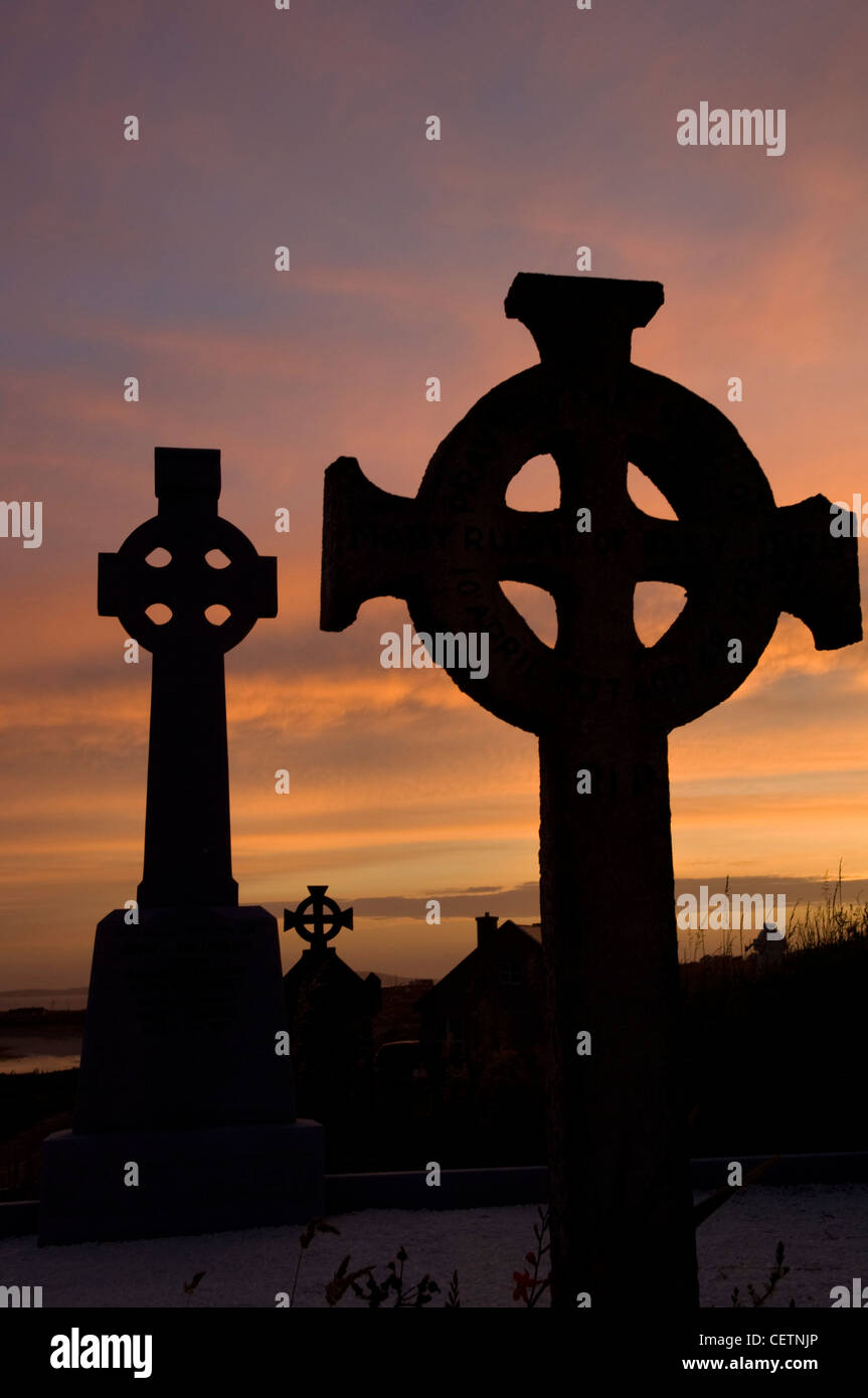 Celtic Cross in graveyard at sunset Stock Photo - Alamy