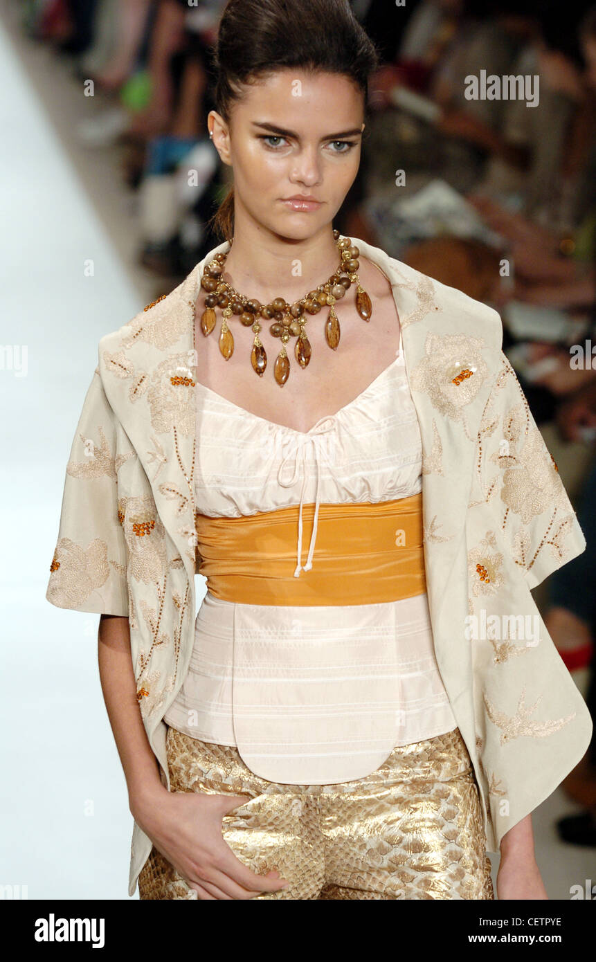 Tracey Reece New York Ready To Wear Spring Summer Model brunette hair ...