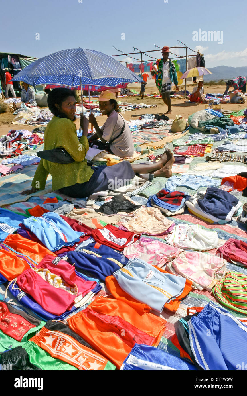 Madagascar traditional clothing hi-res stock photography and images - Alamy