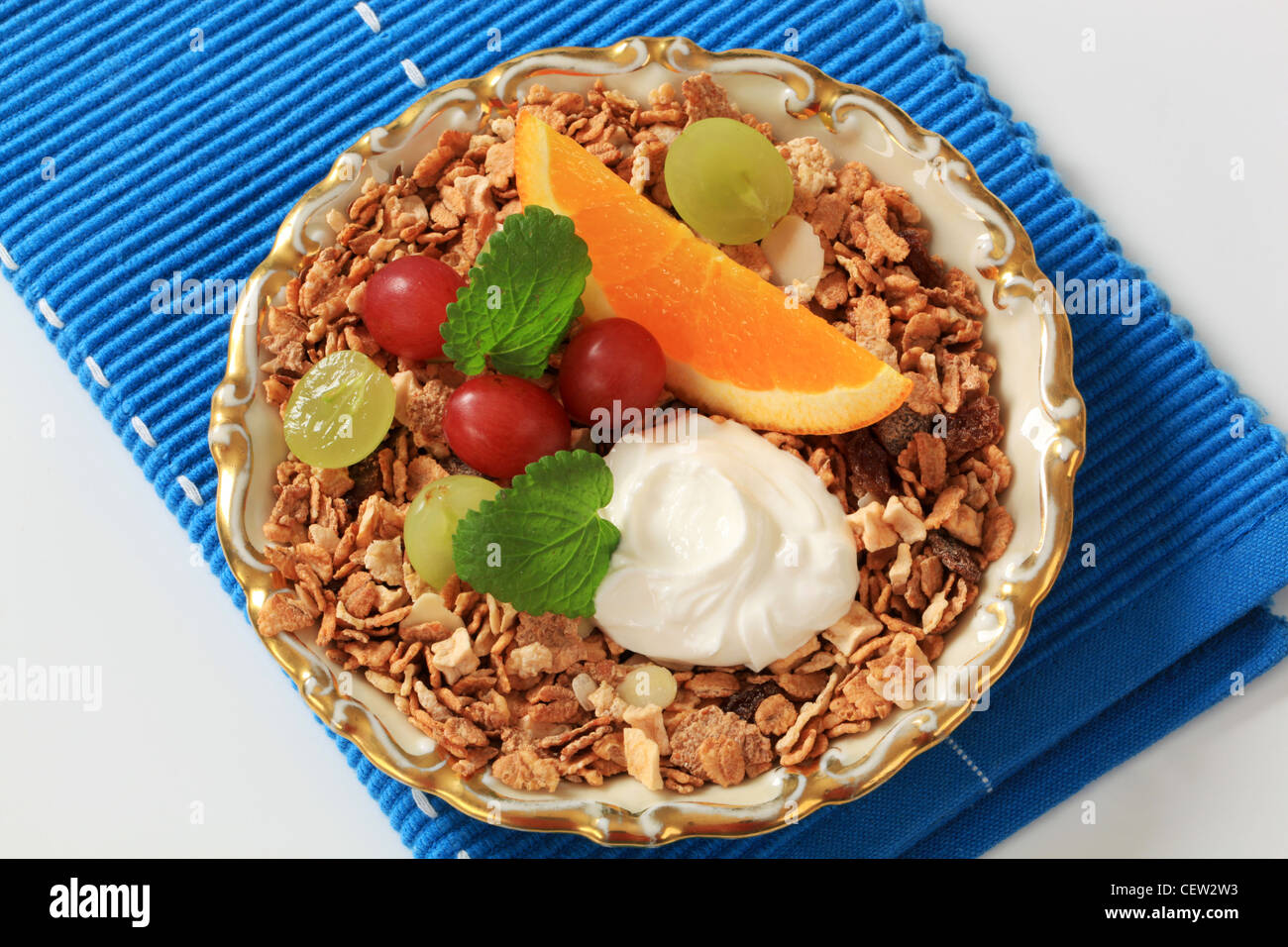 Breakfast cereals, fresh fruit and quark Stock Photo - Alamy