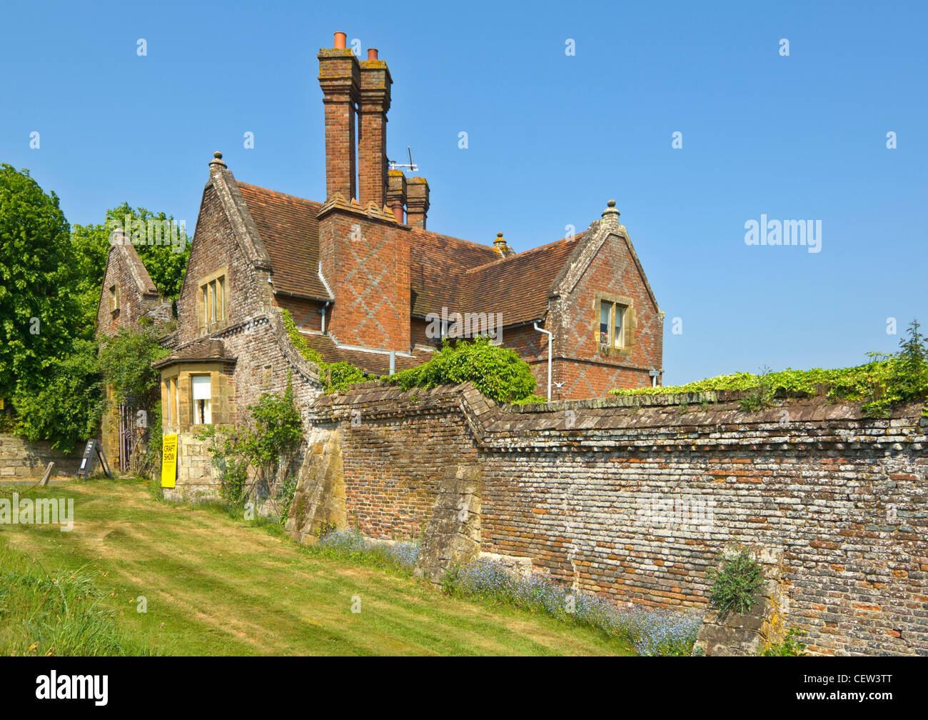 Medieval cottage hi-res stock photography and images - Alamy