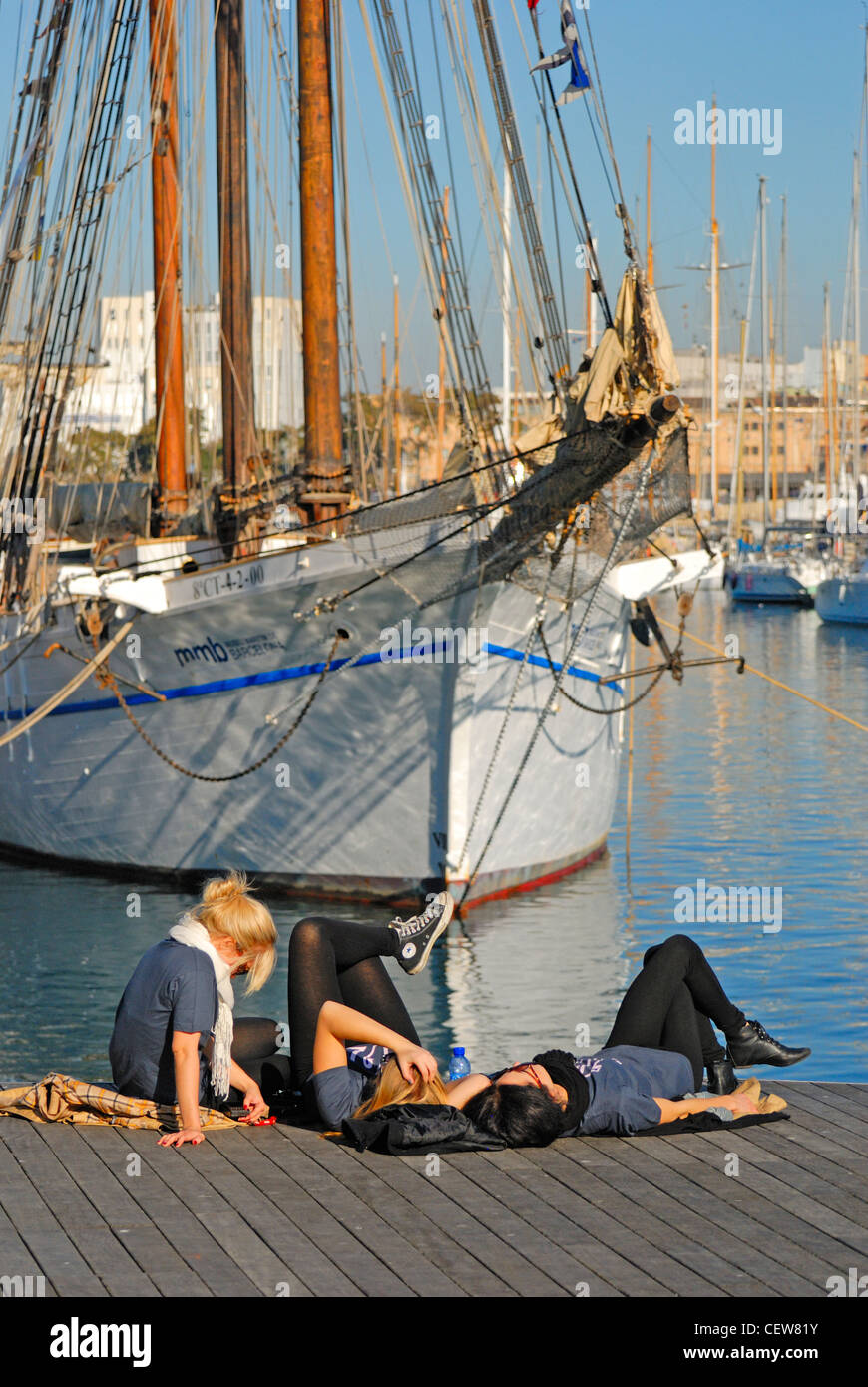 Barcelona, Spain. Girls relaxing on the waterfront Stock Photo - Alamy