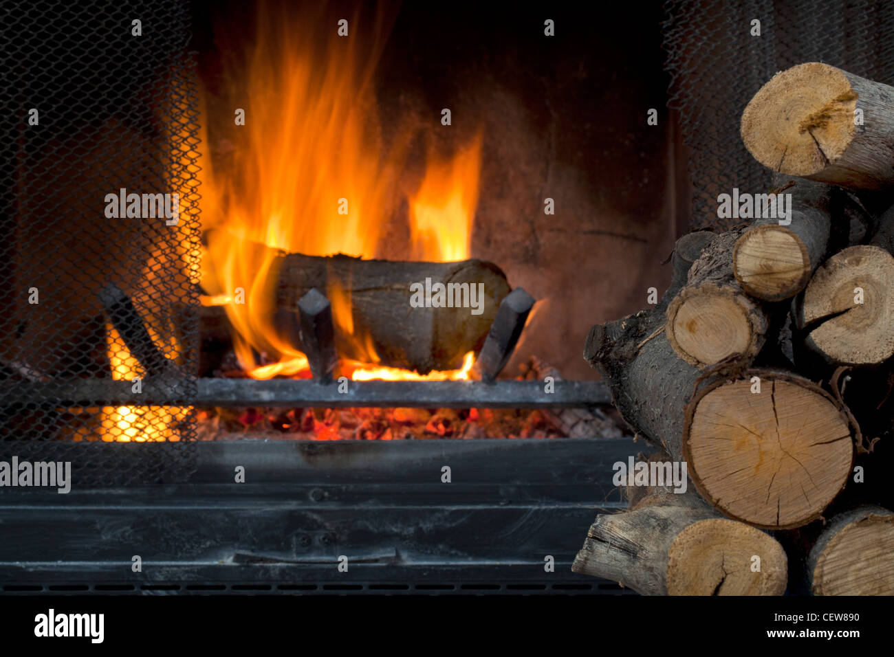 Log pile burning fire hi-res stock photography and images - Alamy