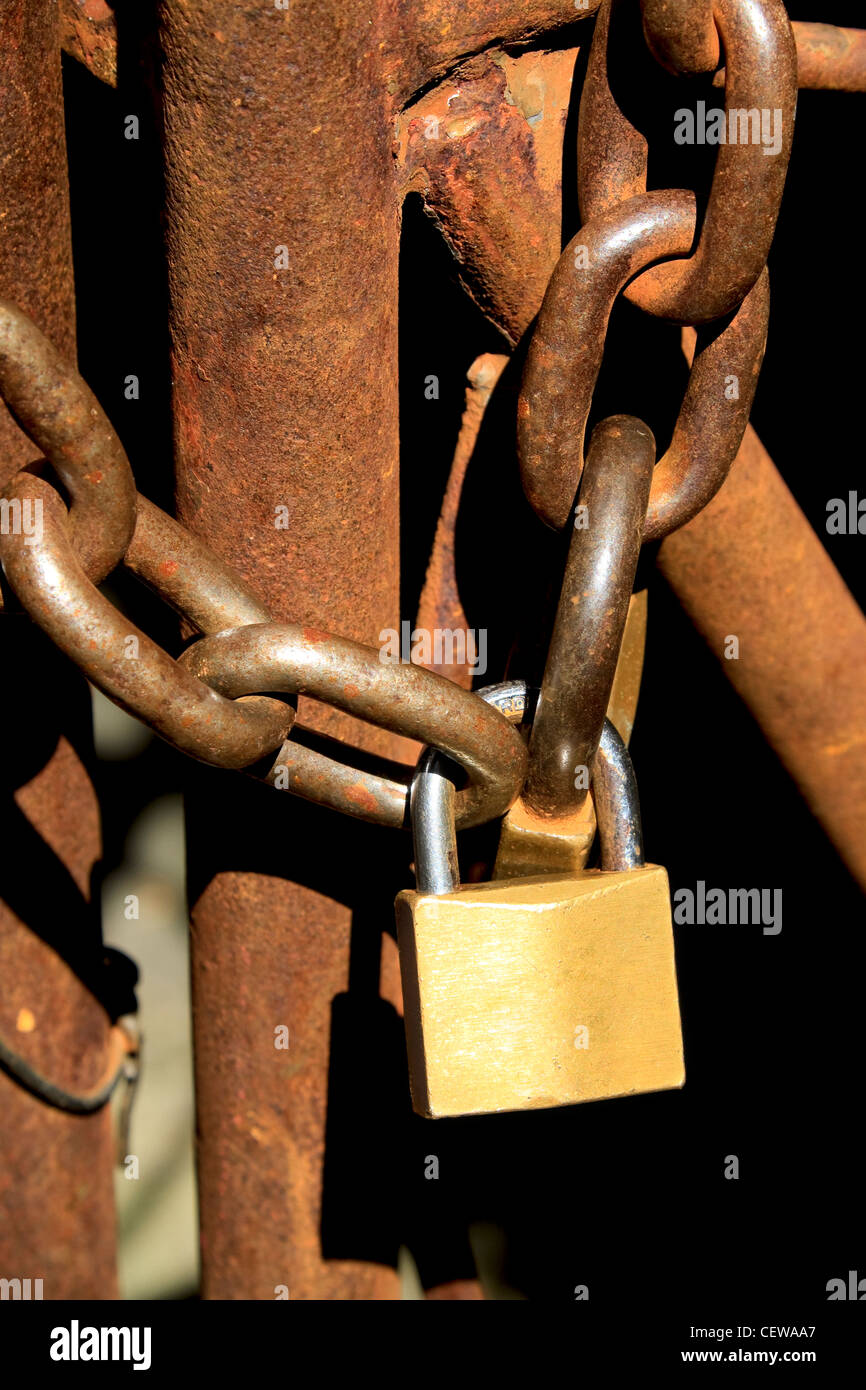 Locked padlock heavy chain hi-res stock photography and images - Alamy