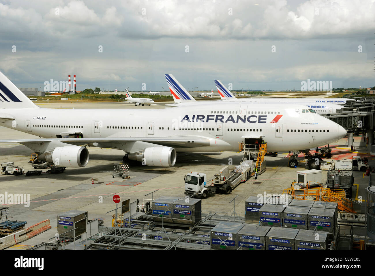 Boeing 747 cargo loading hi-res stock photography and images - Alamy