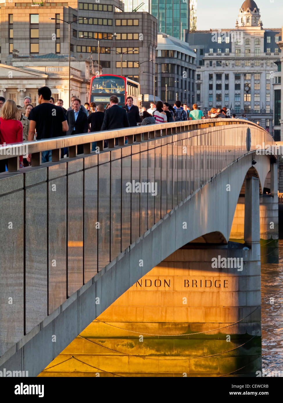 London bridge at rush hour hi-res stock photography and images - Alamy
