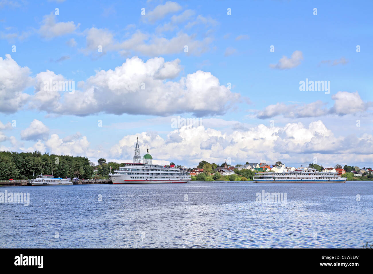 Ship at pier hi-res stock photography and images - Alamy