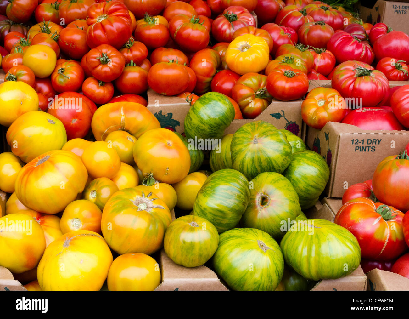 Heirloom tomato display farmers market hi-res stock photography and ...