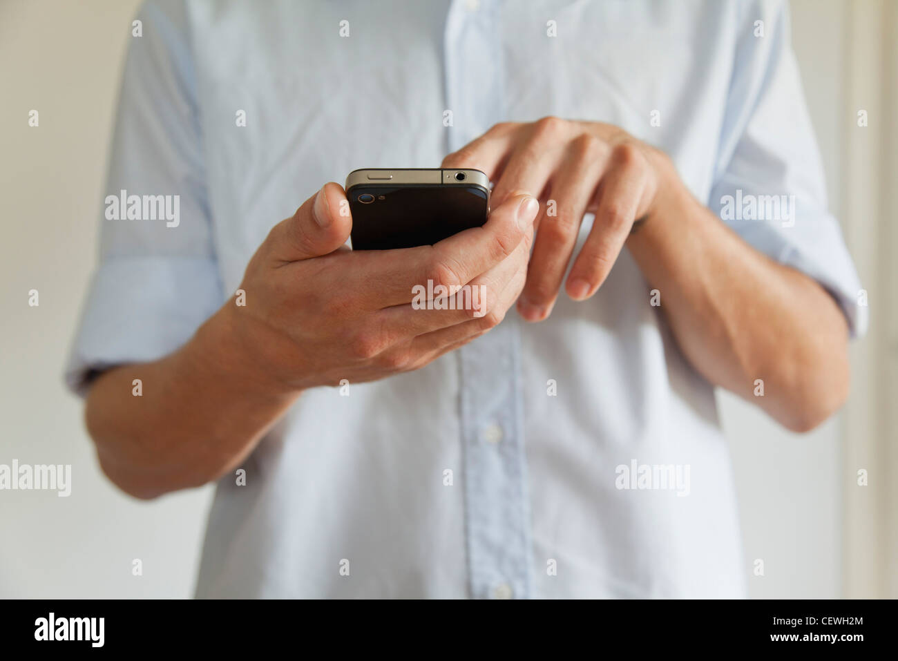 Man holding cell phone, cropped Stock Photo - Alamy