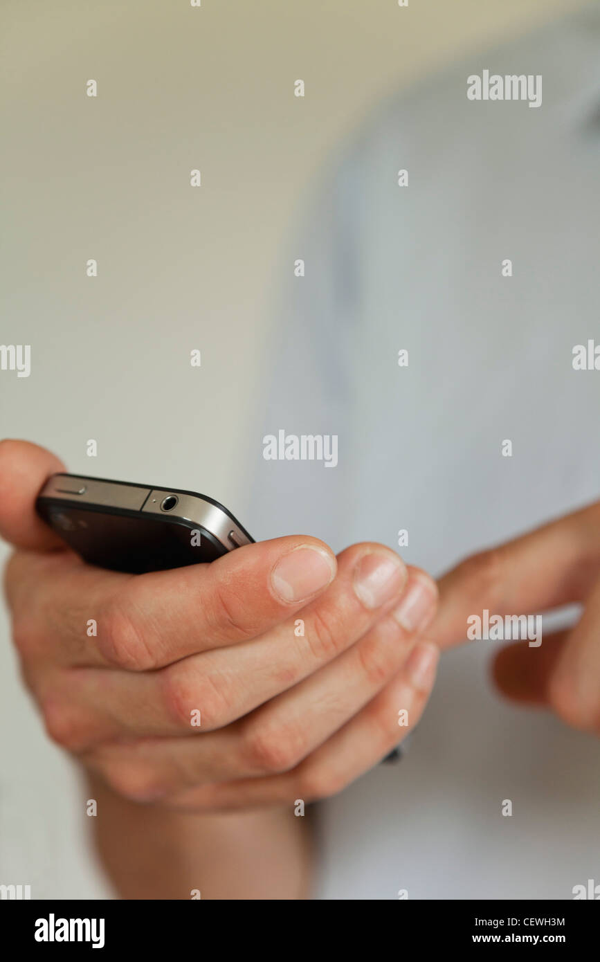 Man holding cell phone, cropped Stock Photo - Alamy
