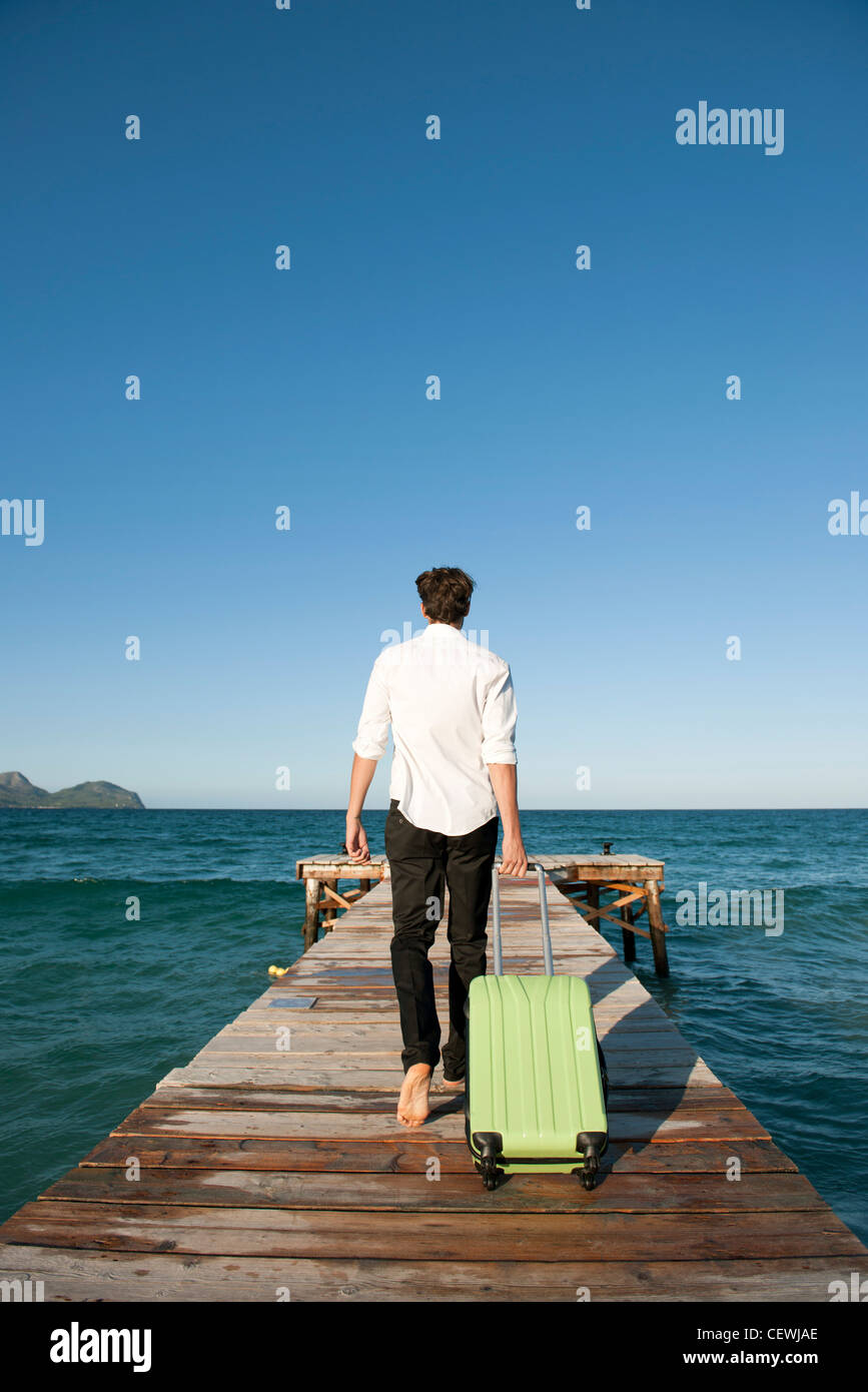 Pulls luggage hi-res stock photography and images - Alamy