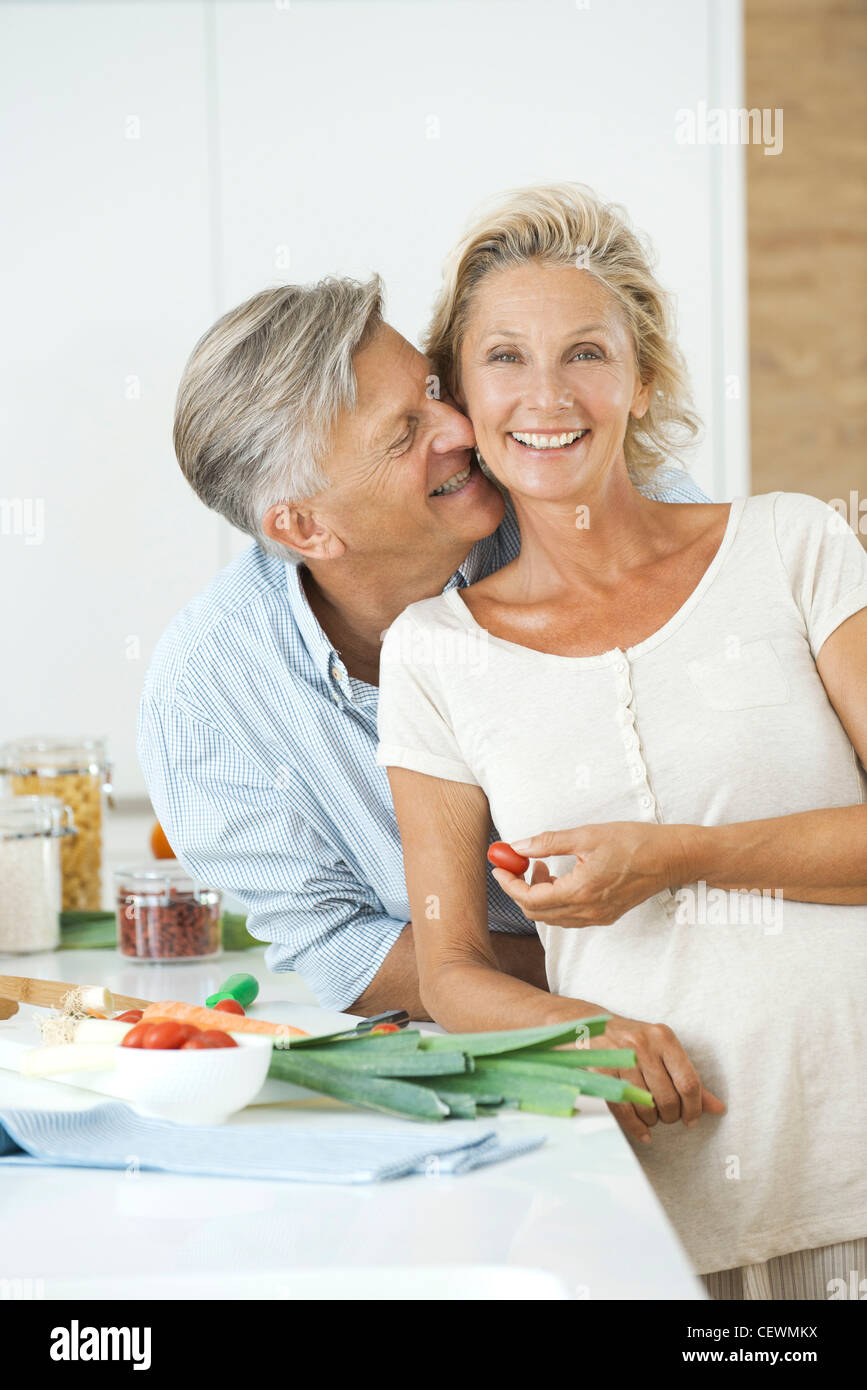 Man leaning against kitchen counter hi-res stock photography and images ...