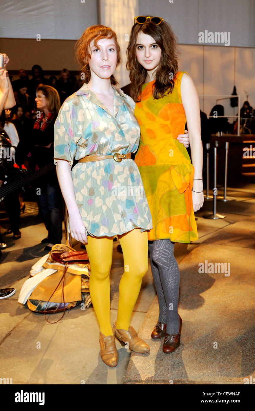 New York Street Style Two females wearing, mustard yellow tights, pale ...