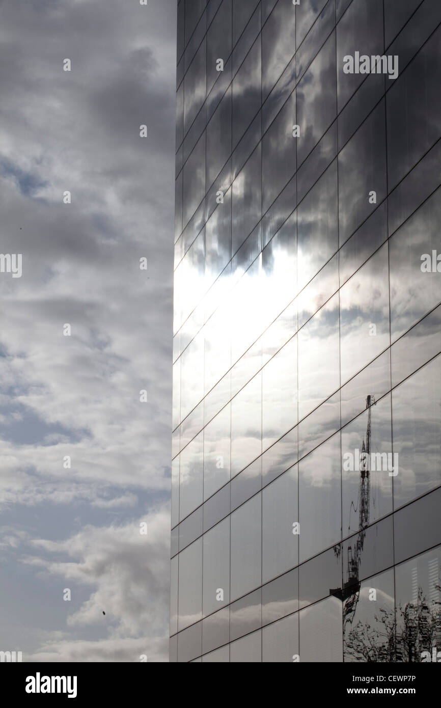 Glass reflecting the sky hi-res stock photography and images - Alamy