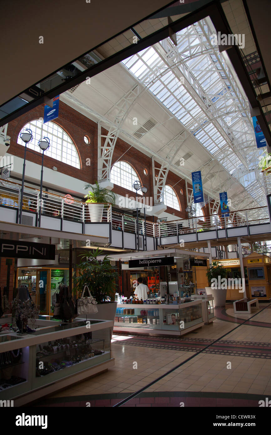 Waterfront outlet shopping centre hi-res stock photography and images ...