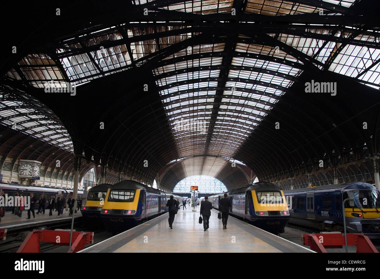 Paddington station london roof hi-res stock photography and images - Alamy