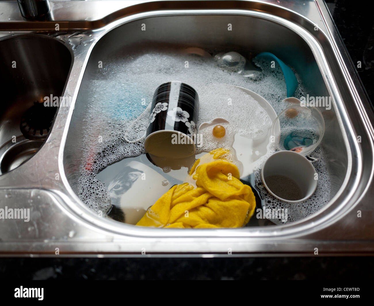 Washing up pots hi-res stock photography and images - Alamy