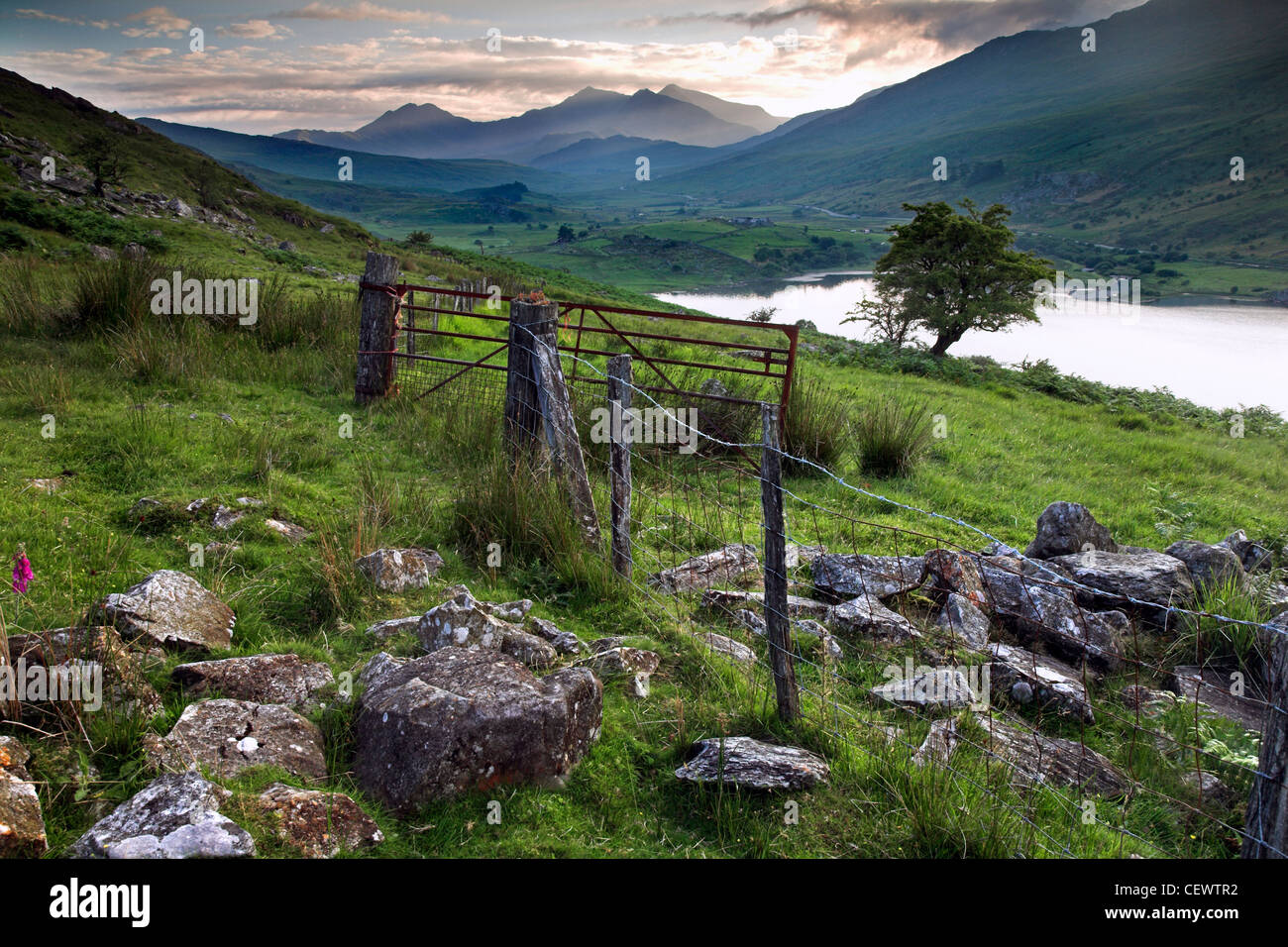Snowdon mountain outline hi-res stock photography and images - Alamy