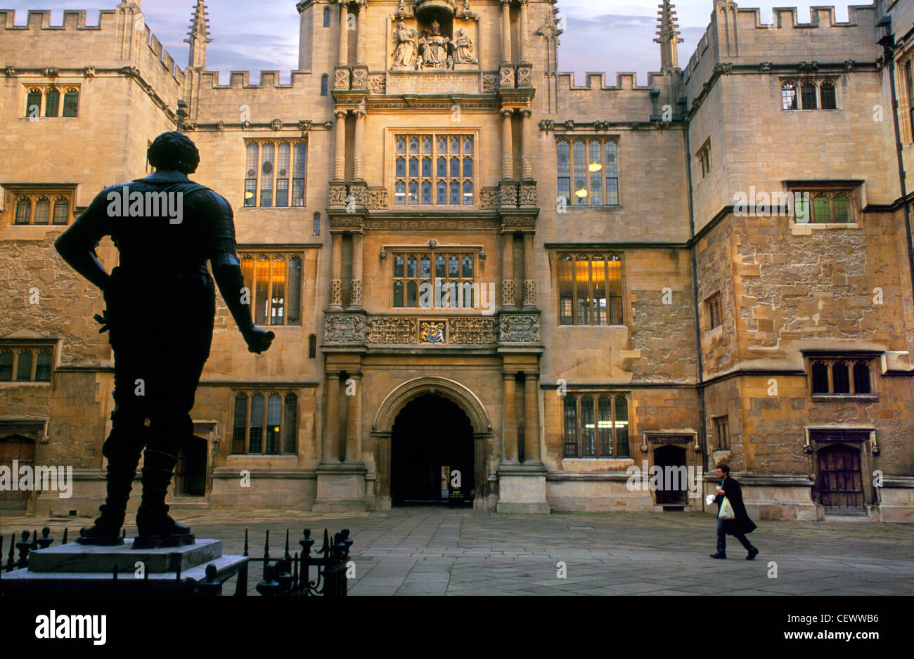 Earl of Pembroke statue and the Bodleian Library, Oxford Stock Photo ...