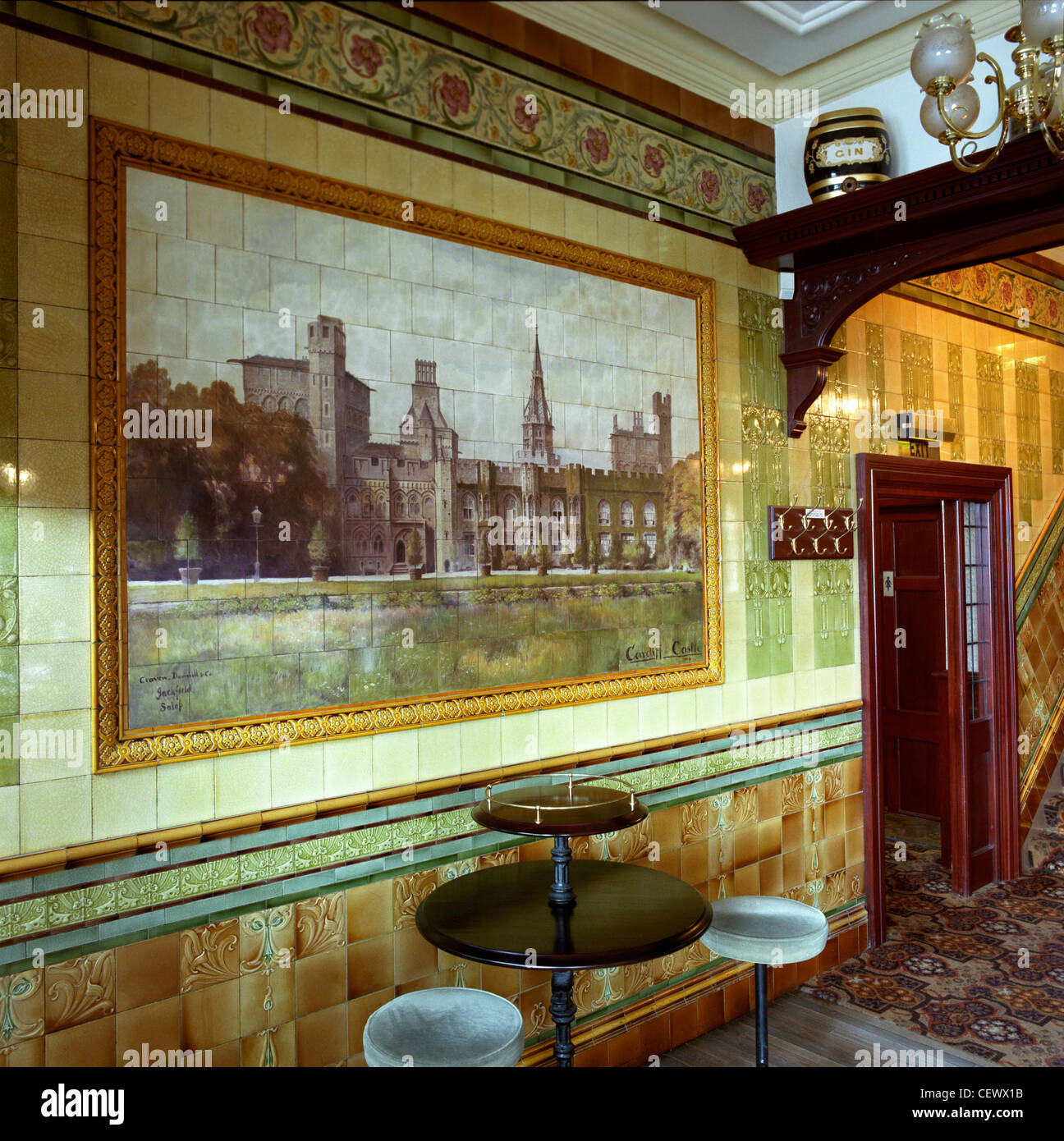 Victorian pub interior hi-res stock photography and images - Alamy