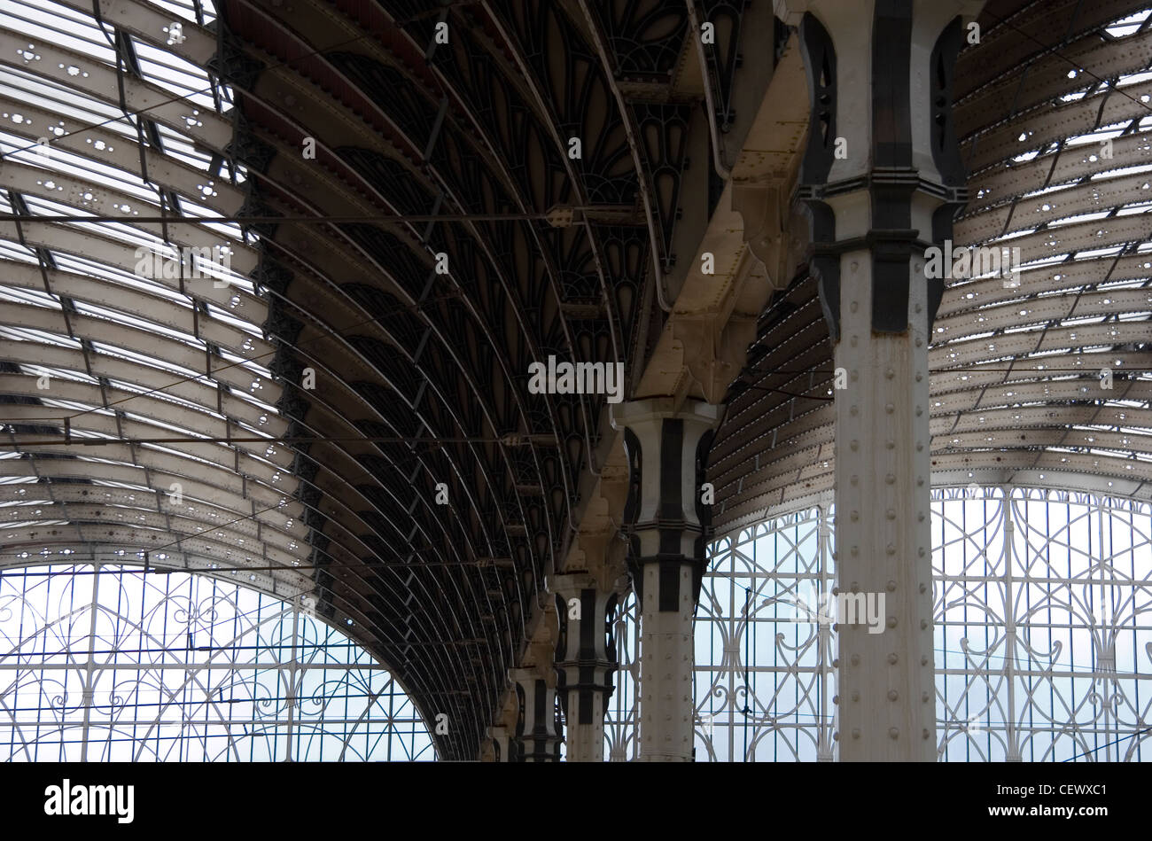 The Victorian rooftop of Paddington Station in London Stock Photo - Alamy