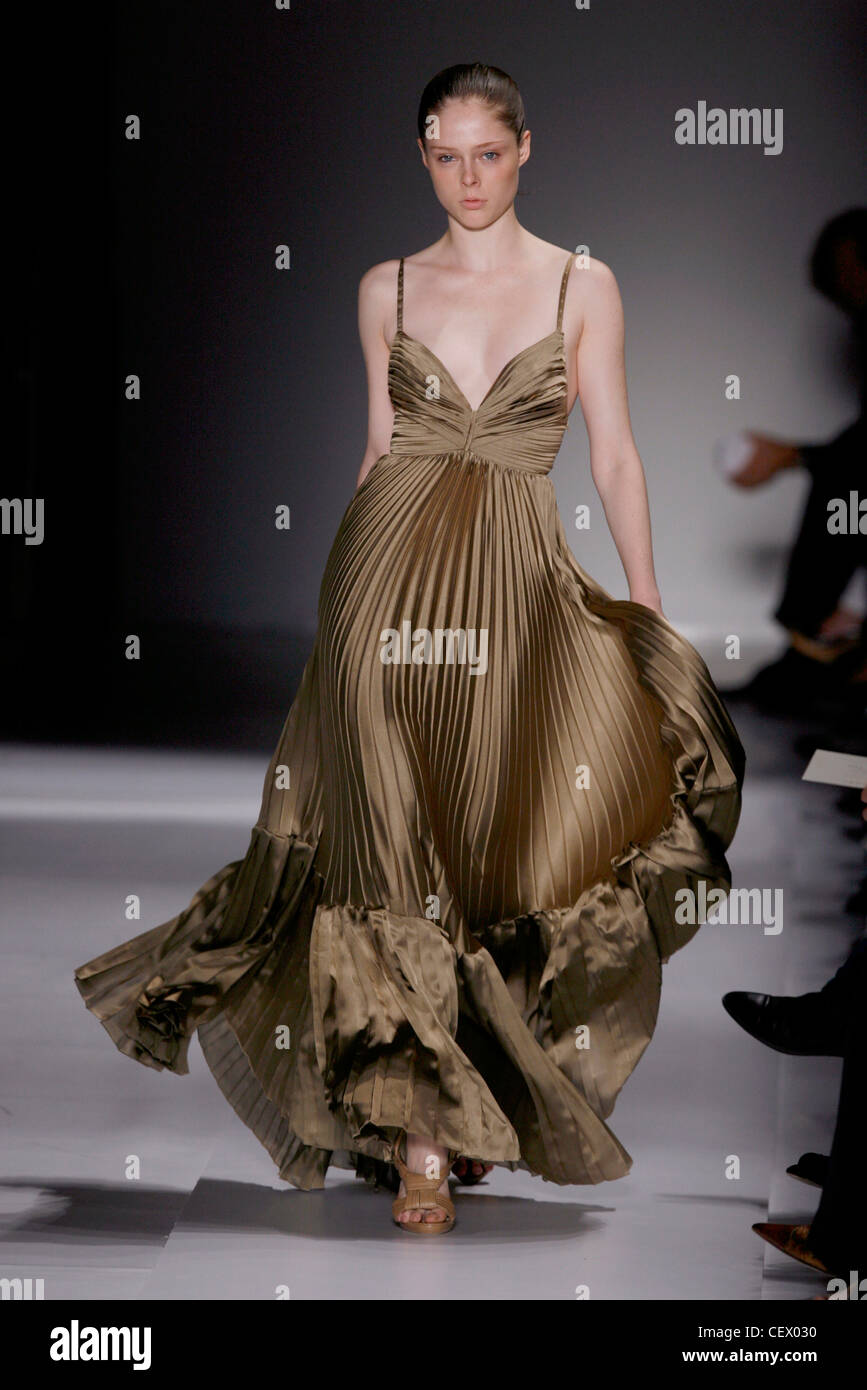 Loewe paris ready wear spring hi-res stock photography and images - Alamy