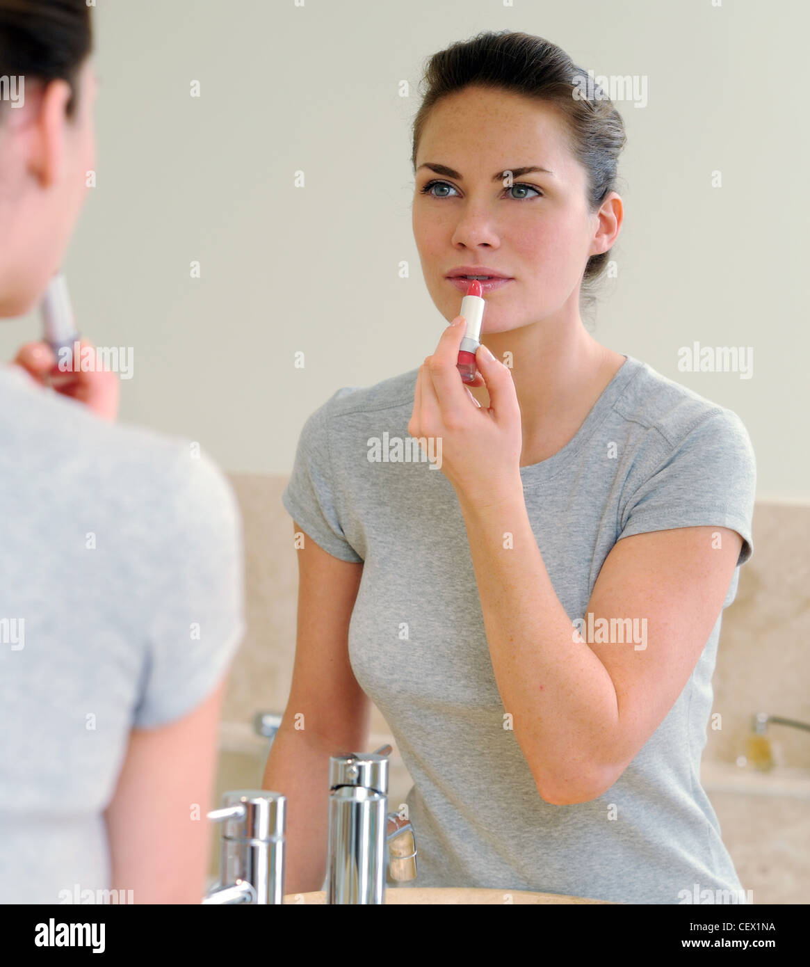WD1405-03 Female applying lipstick Stock Photo - Alamy