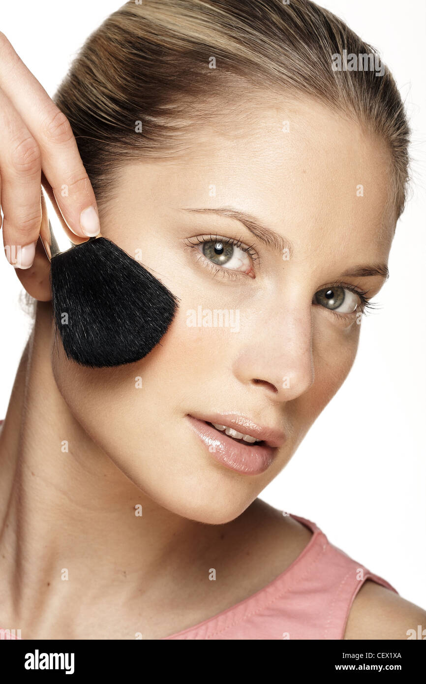 Female applying powder with a brush Stock Photo - Alamy