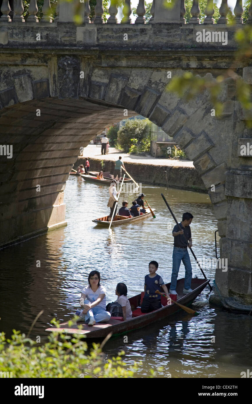 Punts under Magdalen Bridge, Oxford Stock Photo - Alamy
