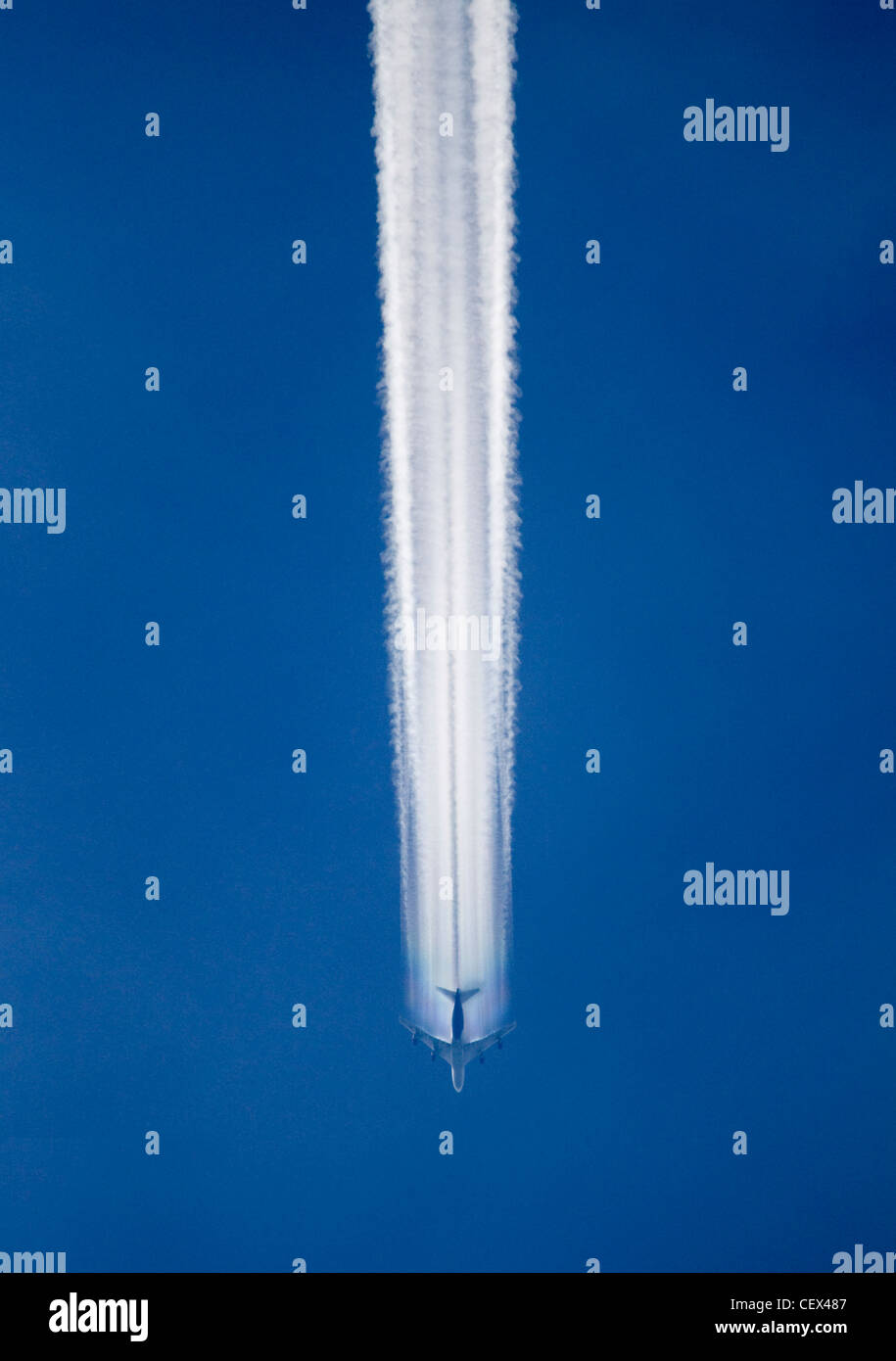 Jet aircraft contrail hi-res stock photography and images - Alamy