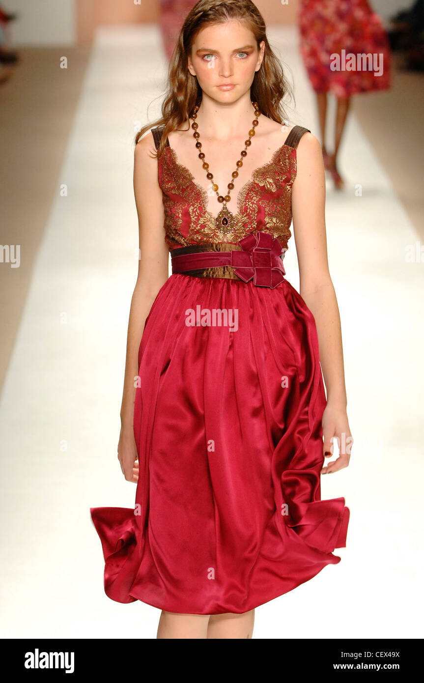 Tracy Reese New York Ready to Wear Autumn Winter Brunette female model ...