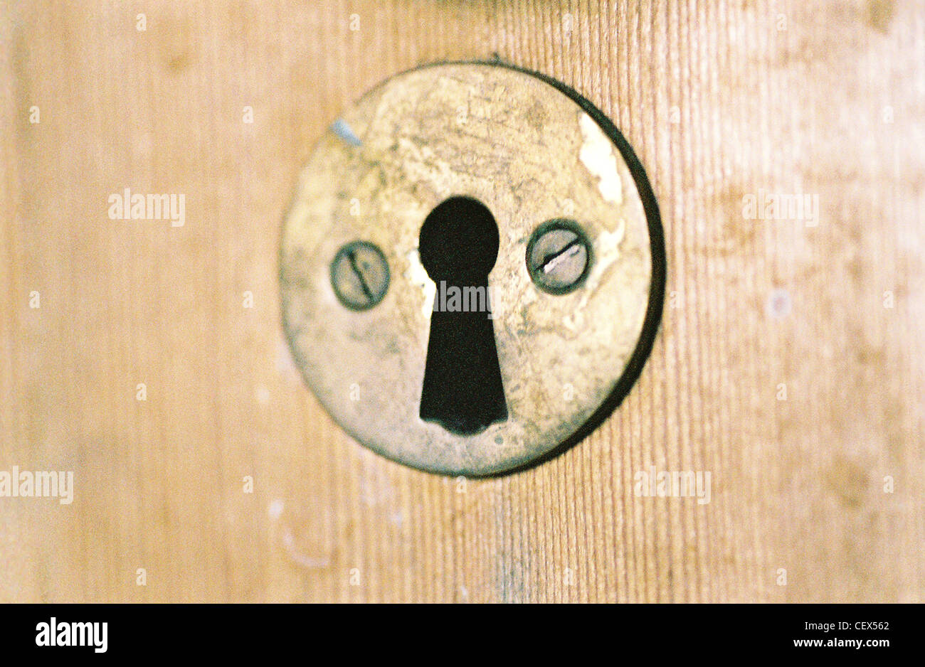 A close up of a keyhole on a wooden door Stock Photo - Alamy
