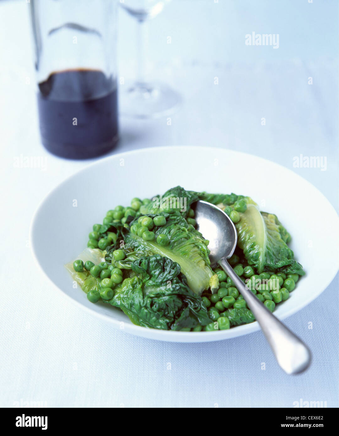 A bowl of garden peas and cooked lettuce Stock Photo - Alamy