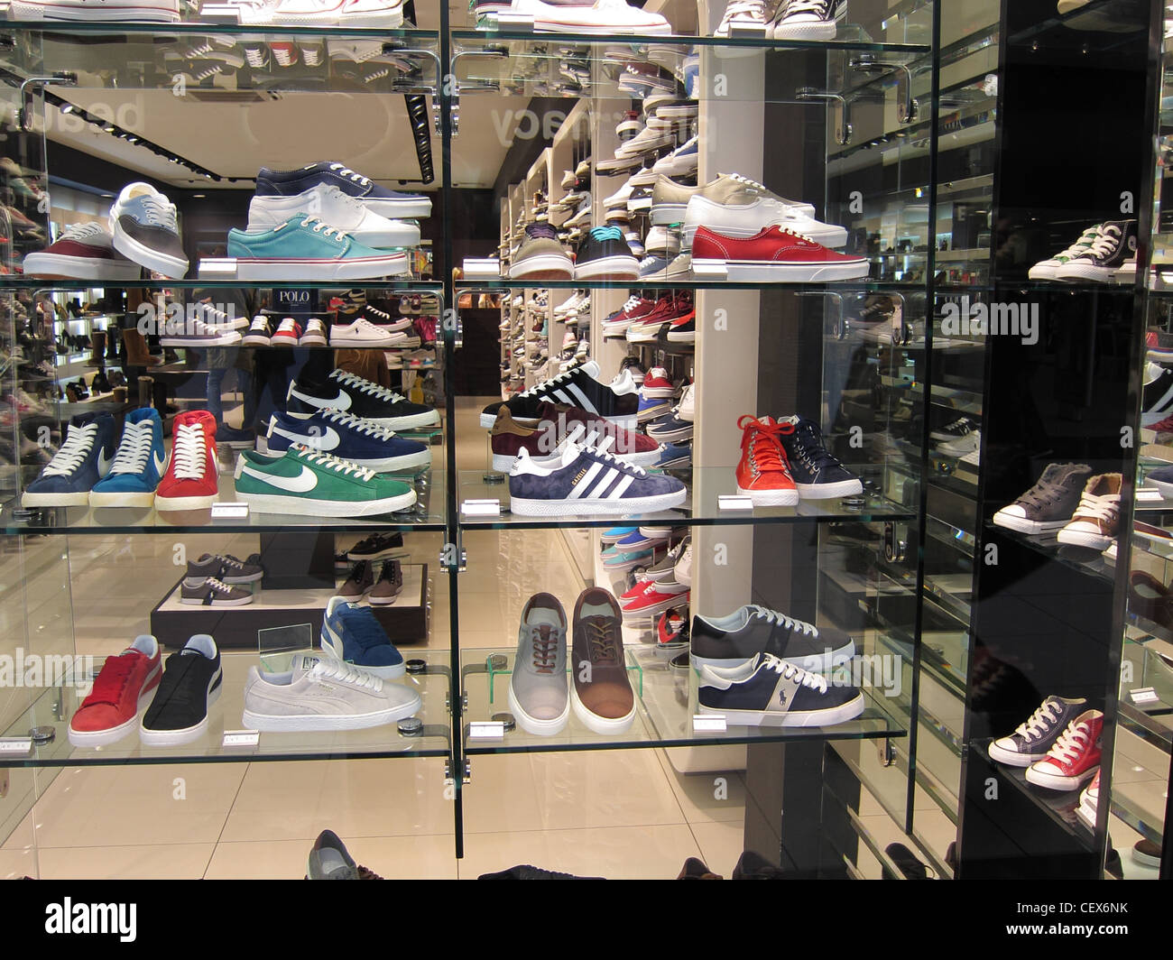 Shoe shop hi-res stock photography and images - Alamy