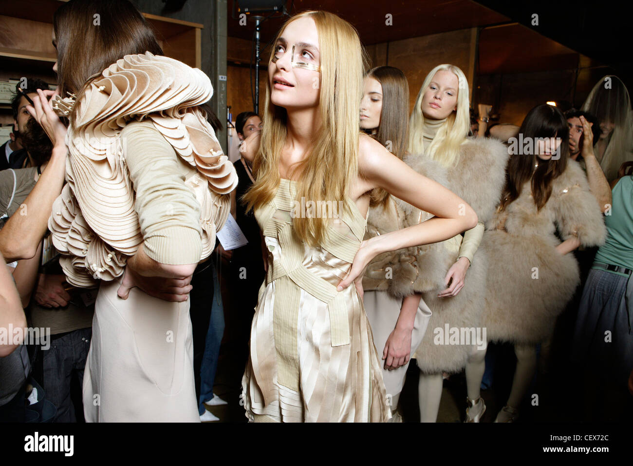 Female runway models backstage hi-res stock photography and images - Alamy