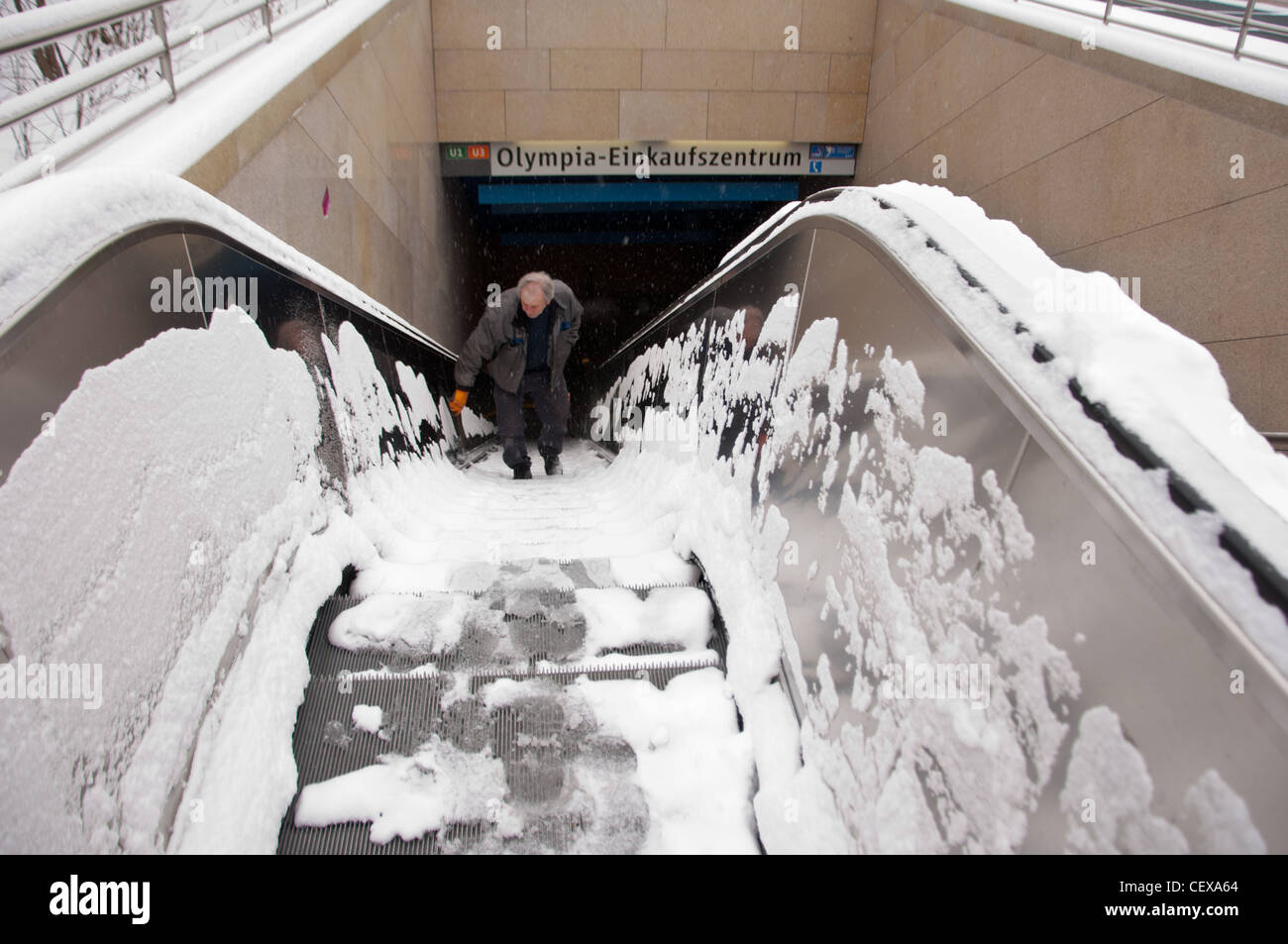 Covered outdoor escalator hi-res stock photography and images - Alamy