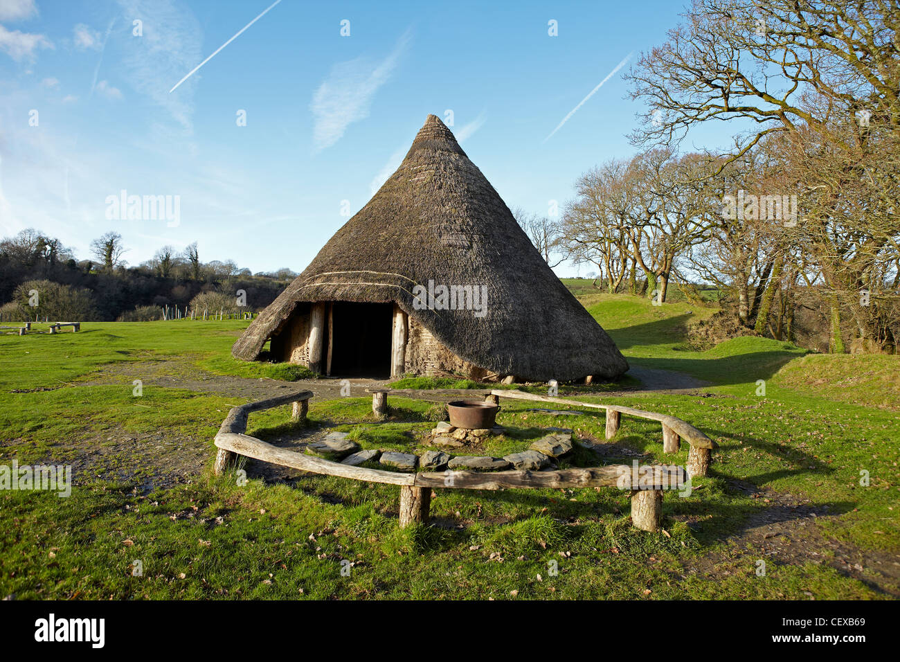 Iron Age Roundhouse, Castell Henllys Iron Age Hill Fort, Castell Stock ...